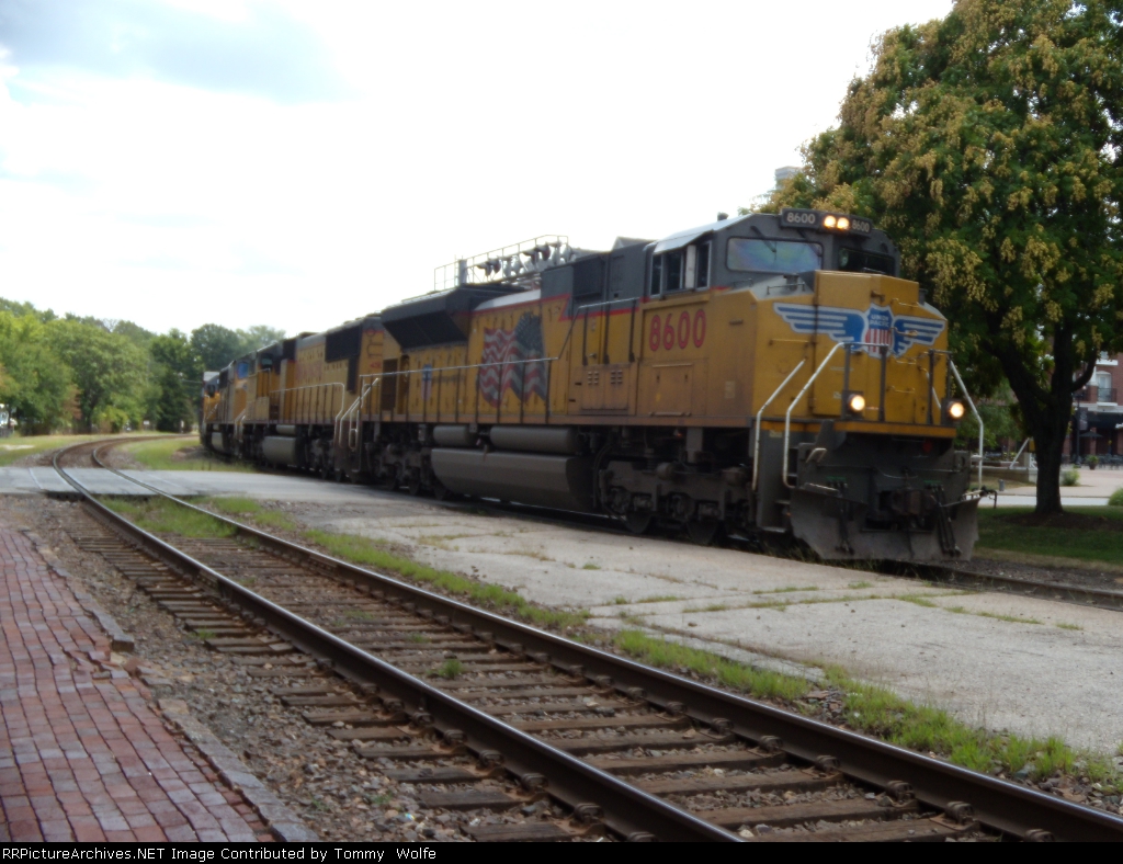 UP 8600 leads the MASKC with a 3 Unit set of Power on the Point